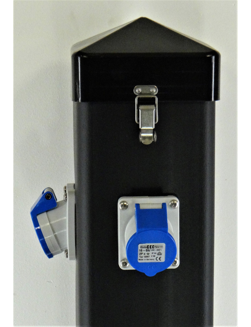 Drievoudige CEE-WCD zuil met kWh-meter